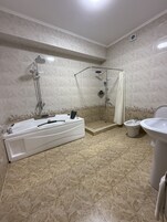 Suíte superluxo | Banheiro | Produtos de toalete grátis, secador de cabelo, chinelos