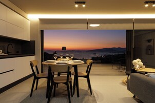 Apartamento, varanda, vista para o mar | Cozinha privada | Um frigorífico/congelador grande, um forno, uma máquina de lavar louça 