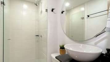 Apartamento, 3 quartos | Casa de banho | Um polibã, roupões, toalhas fornecidas, sabão