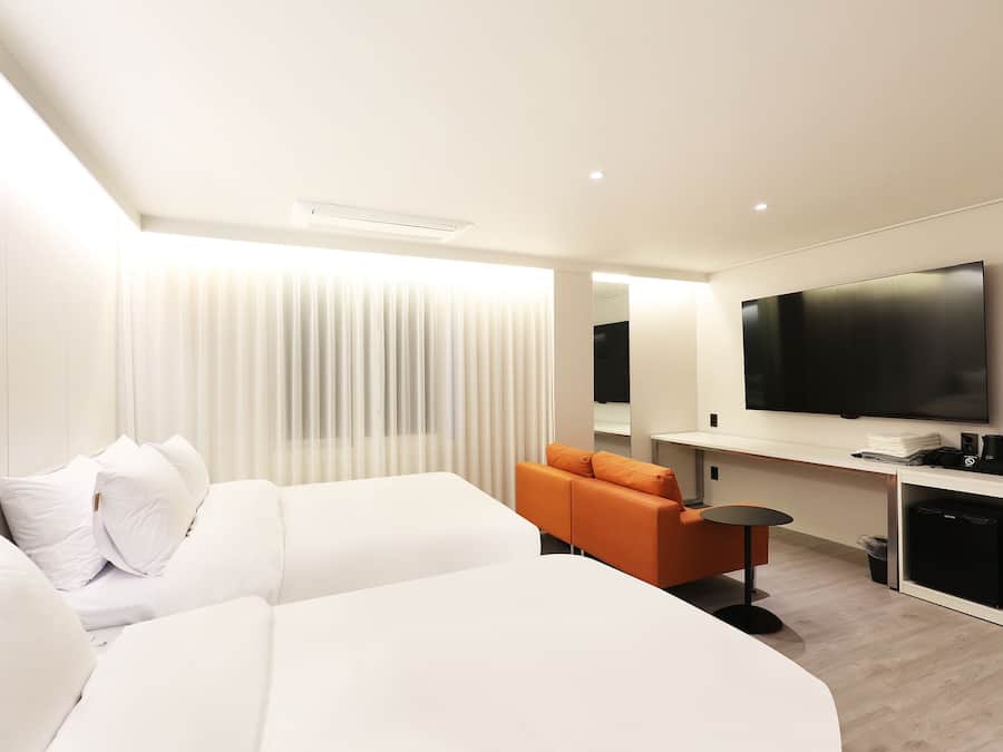 Suite Familiar, várias camas, não fumadores, casa de banho privativa | Edredões de penas, secretária adequada para computadores portáteis