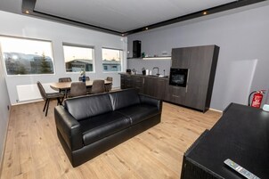 Apartamento luxo | Escrivaninha, ferros/tábuas de passar roupa, Wi-Fi de cortesia