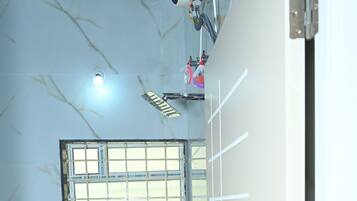 Chuveiro, produtos de toalete grátis, toalhas de banho, sabonete