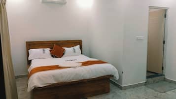 Quarto Duplo Deluxe, Vista para a cidade | Secretária, ferro/tábua de engomar, Wi-fi grátis