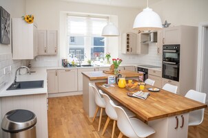 Lava-louças, talheres/pratos/utensílios de cozinha