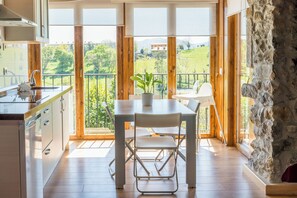 Apartamento Familiar, 2 quartos, vista para a montanha | Cozinha privada | Um micro-ondas, uma placa de cozinha, uma cafeteira/bule