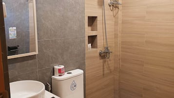 Quarto casal, 1 cama Queen, sacada, vista para a montanha | Banheiro | Chuveiro, produtos de toalete grátis, secador de cabelo, bidê