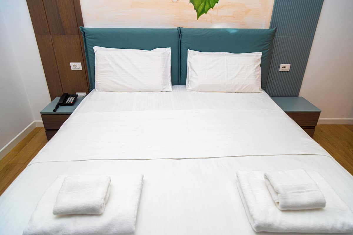 Quarto casal standard, sacada, vista para a cidade | 1 quarto, quartos à prova de som, Wi-Fi de cortesia, roupa de cama