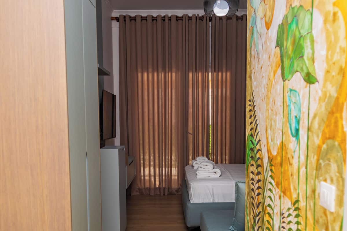 Quarto casal sênior, sacada, vista para a cidade | 1 quarto, quartos à prova de som, Wi-Fi de cortesia, roupa de cama
