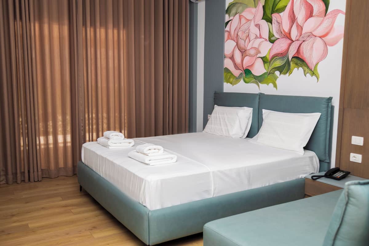 Quarto casal conforto, 1 cama Queen, sacada, vista para a cidade | 1 quarto, quartos à prova de som, Wi-Fi de cortesia, roupa de cama