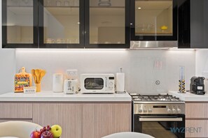 Um frigorífico, um micro-ondas, um forno, uma placa de cozinha 