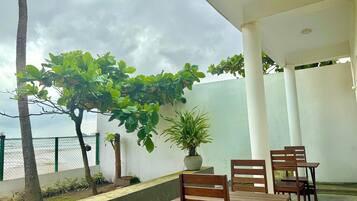 Quarto Duplo, varanda, vista para o mar | Com decoração personalizada, com mobília individualizada, secretária