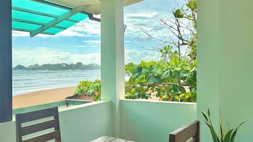 Quarto Triplo, varanda, vista para o mar | Com decoração personalizada, com mobília individualizada, secretária