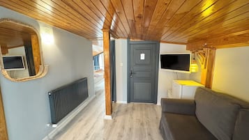 Suite Júnior | Sala de estar | Televisor LED de 32 polegadas com canais via satélite