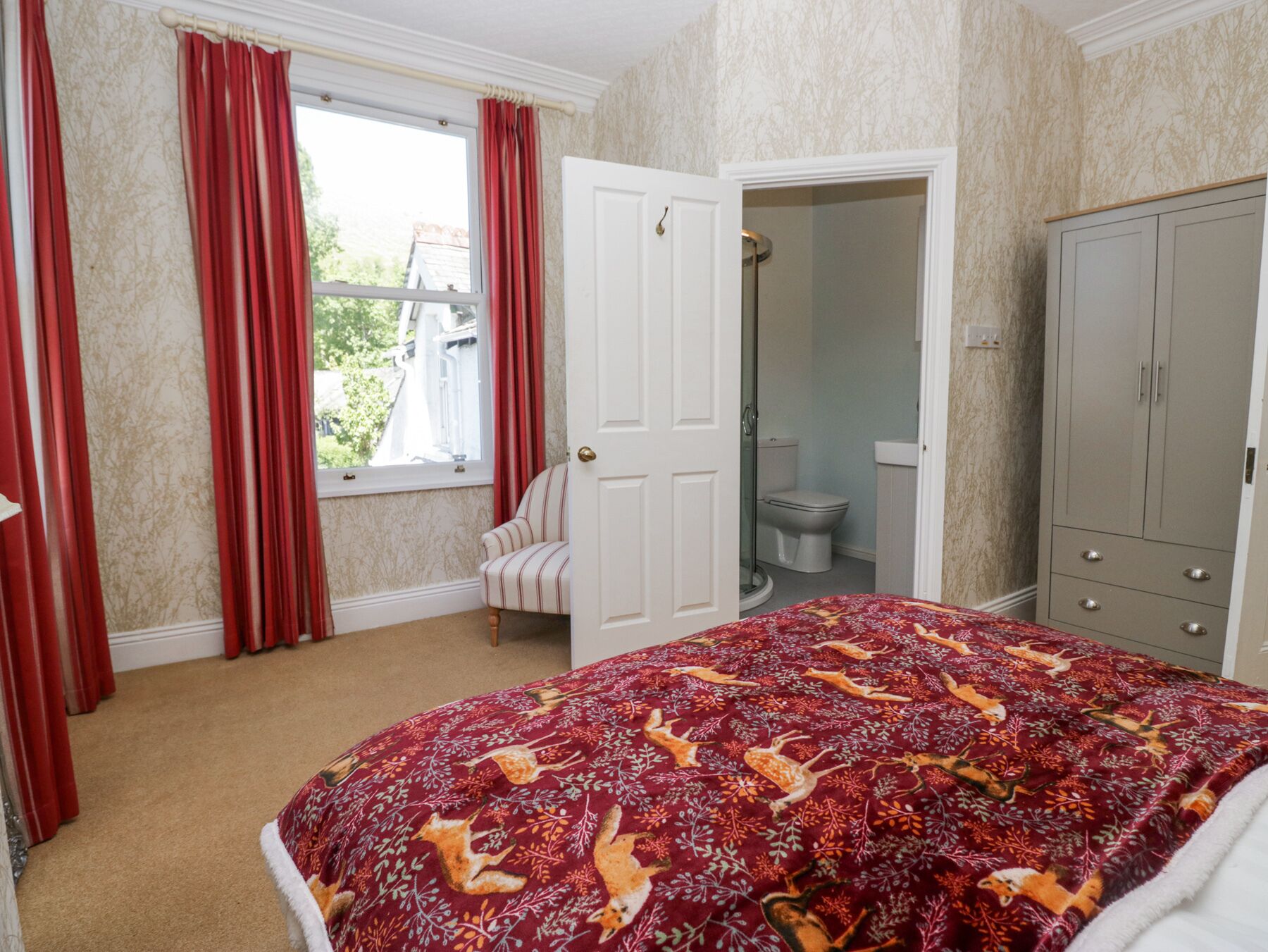 5 quartos, individualmente decorados, individualmente mobiliados