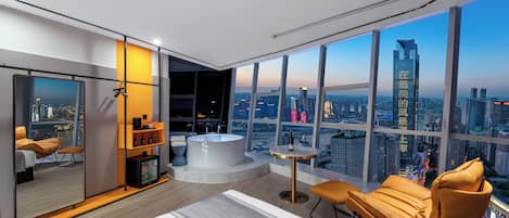 Quarto Duplo Superior, serviço de limpeza e arrumação, Vista para a cidade | Secretária, secretária adequada para computadores portáteis