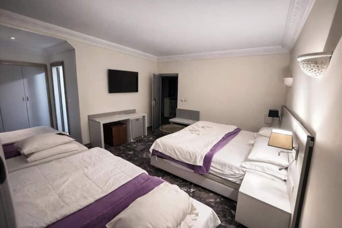 Quarto Quádruplo Familiar | Secretária, Wi-fi grátis, roupa de cama fornecida