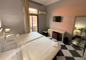 Quarto casal ou duplo básico | Escrivaninha, espaço de trabalho para notebook, Wi-Fi de cortesia