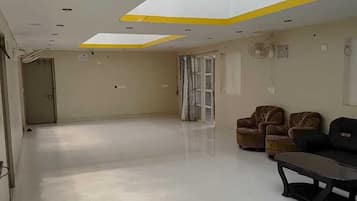 Quarto Comfort | Sala de estar | Televisor LED de 32 polegadas com canais digitais