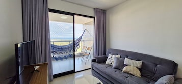 Apartamento básico | Área de estar | Smart TV 40 polegadas com canais digitais, Netflix