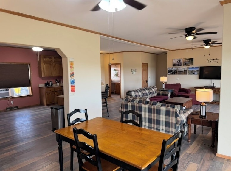 Base Camp Ranch House. One-of-a-kind 3 Bedroom, 4 Bath House. Inside Alamosa's #1 Campground - Colorado
