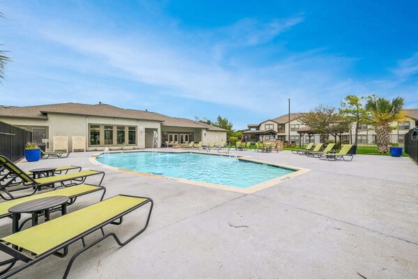 Modern Luxury 2br Getaway - Grand Prairie, TX