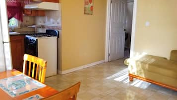 Apartamento, 1 quarto, ar condicionado, vista para a baía | Sala de estar
