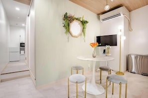 Room 201, non-smoking | Sala de estar | Televisor de ecrã plano de 32 polegadas com canais digitais 