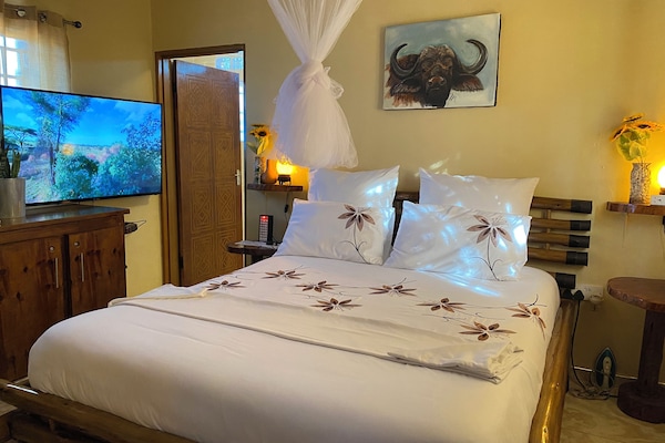 Quarto casal luxo, vista para o pátio | Individualmente decorados, individualmente mobiliados, escrivaninha