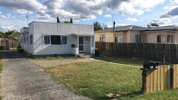 3 Double And 1 Double Sofa Beds House - Rotorua