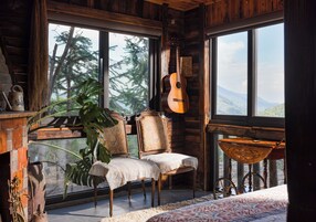 Quarto casal design, lareira, vista para a montanha | Individualmente decorados, Wi-Fi de cortesia, roupa de cama