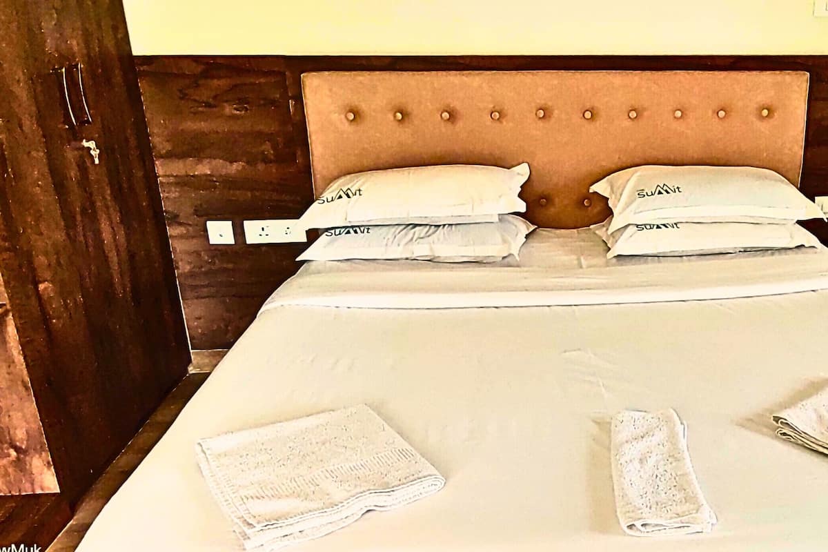 Quarto Clássico com Cama de Casal