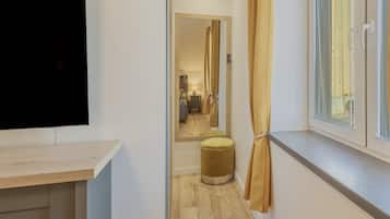 Apartamento Deluxe, varanda, vista para o jardim | Lençóis de algodão egípcio, roupa de alta qualidade