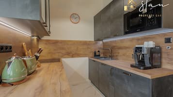 Apartamento Deluxe, varanda, vista para o jardim | Kitchenette privada | Uma chaleira elétrica, uma torradeira