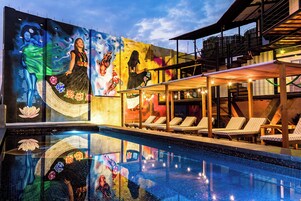 Piscina exterior, da(s) 8:00 à(s) 22:00, guarda-sóis, espreguiçadeiras 