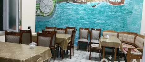 Geladeira grande, micro-ondas, cooktop, lava-louças