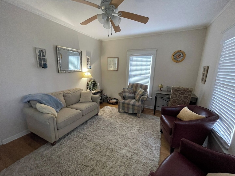 Historic 2br Walk To Dining Porch & Yard - Raleigh, NC
