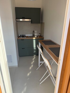 Quarto Triplo Familiar, varanda, vista parcial para o mar | Cozinha privada | Um frigorífico/congelador grande, um micro-ondas 