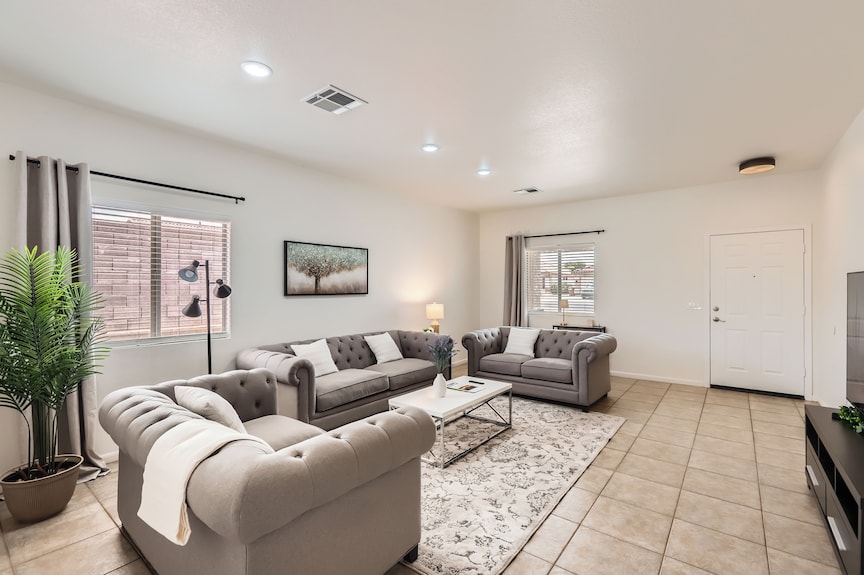 Inviting, Clean & Cozy Retreat: Relax & Refresh In The Hot Tub Or Play Sports! - Sun City