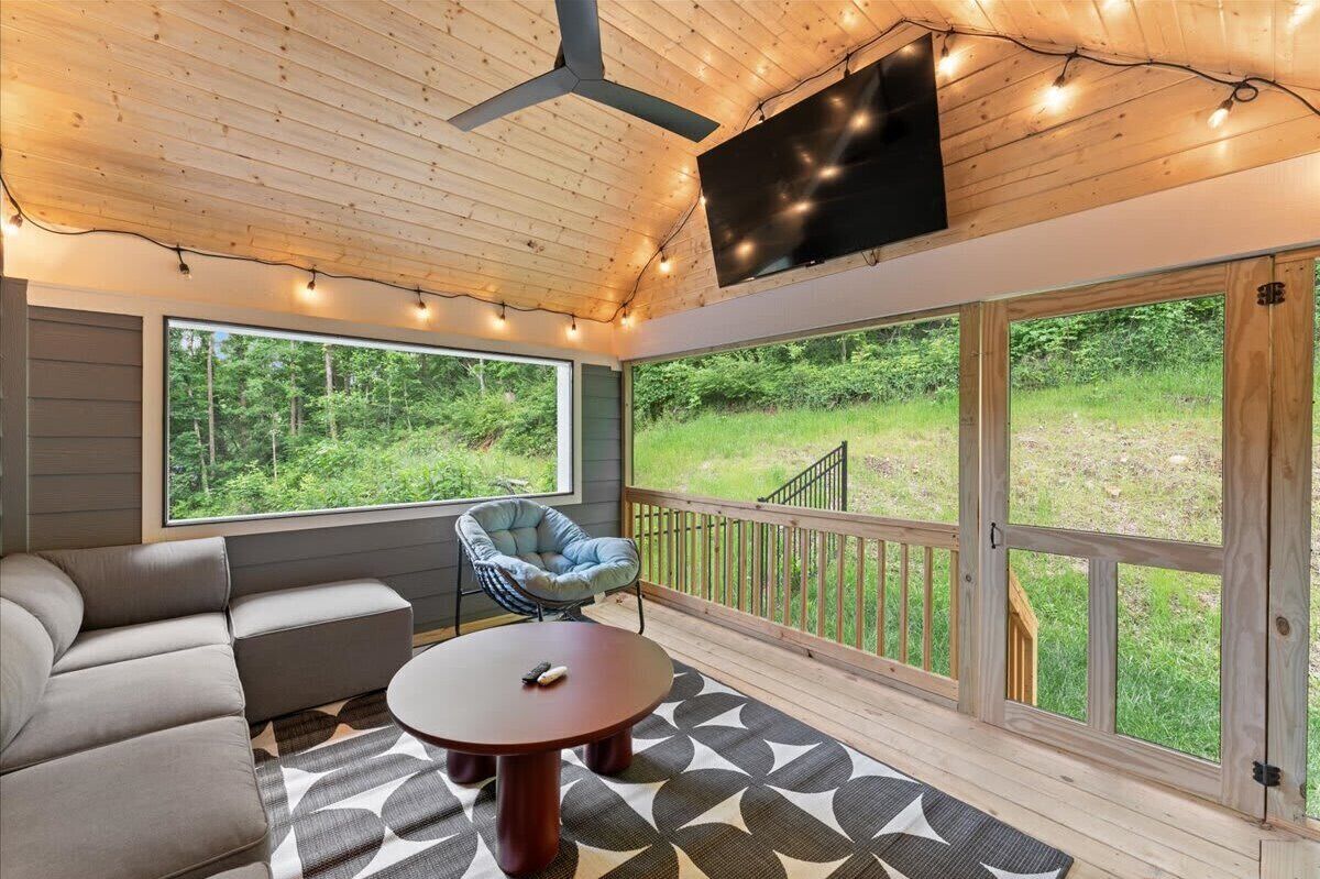 Luxury Group Retreat | Hot Tub + Game Room - Signal Mountain, TN