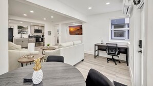 Um apartamento moderno com cozinha, sala de jantar e área de estar.