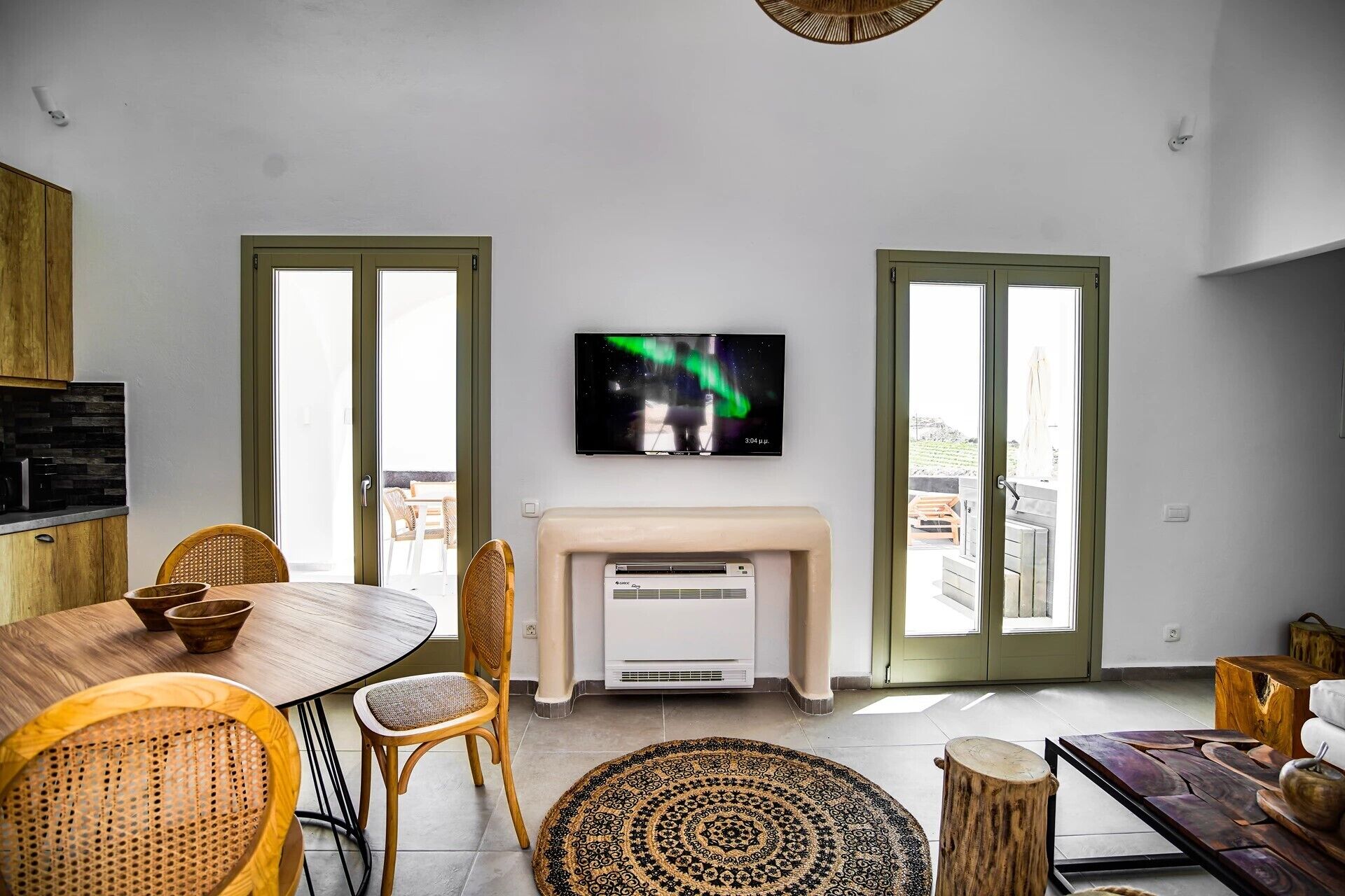 Elanthi Villa,  2-bedrooms In Pyrgos Kallistis With Private Jacuzzi - Oia