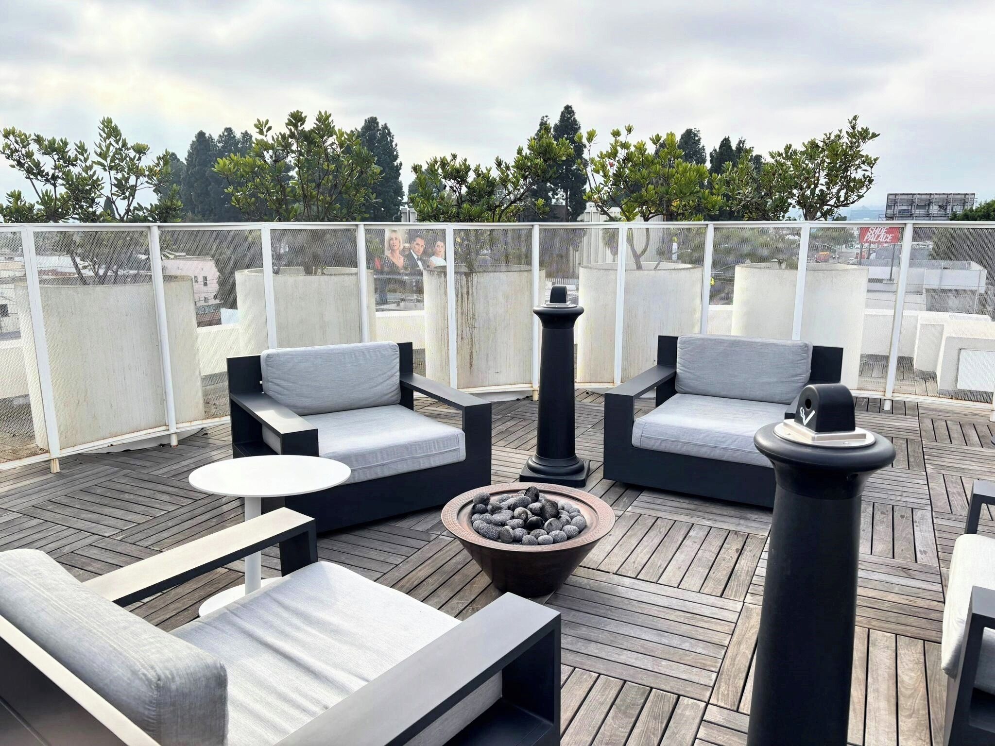 Terraço com espreguiçadeiras