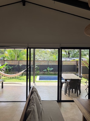 Casa luxo, 2 quartos, piscina particular, vista para o jardim | Vista para o jardim