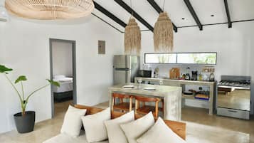 Casa luxo, 2 quartos, piscina particular, vista para o jardim | Cozinha privada | Geladeira, fogão, cooktop, talheres/pratos/utensílios de cozinha