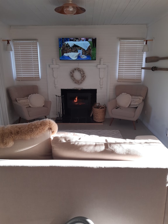 Stunning River Shack In Clarence Point - Tasmania