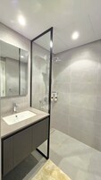 Suíte estúdio superluxo, vista para a cidade | Banheiro | Chuveiro, produtos de toalete grátis, secador de cabelo, chinelos