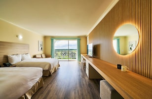 Quarto duplo conforto, sacada, vista para o campo de golfe | Cofres nos quartos, cortinas blackout, quartos à prova de som