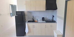 Villa, vista para o oceano | Cozinha privada | Um frigorífico, uma placa de cozinha, utensílios de cozinha, Congelador 