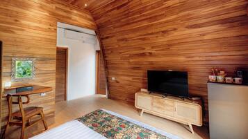 Quarto casal superior | Frigobar, cofres nos quartos, escrivaninha