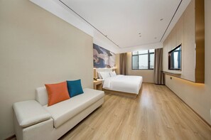 Quarto casal conforto, vista para a cidade | Escrivaninha, espaço de trabalho para notebook, cortinas blackout